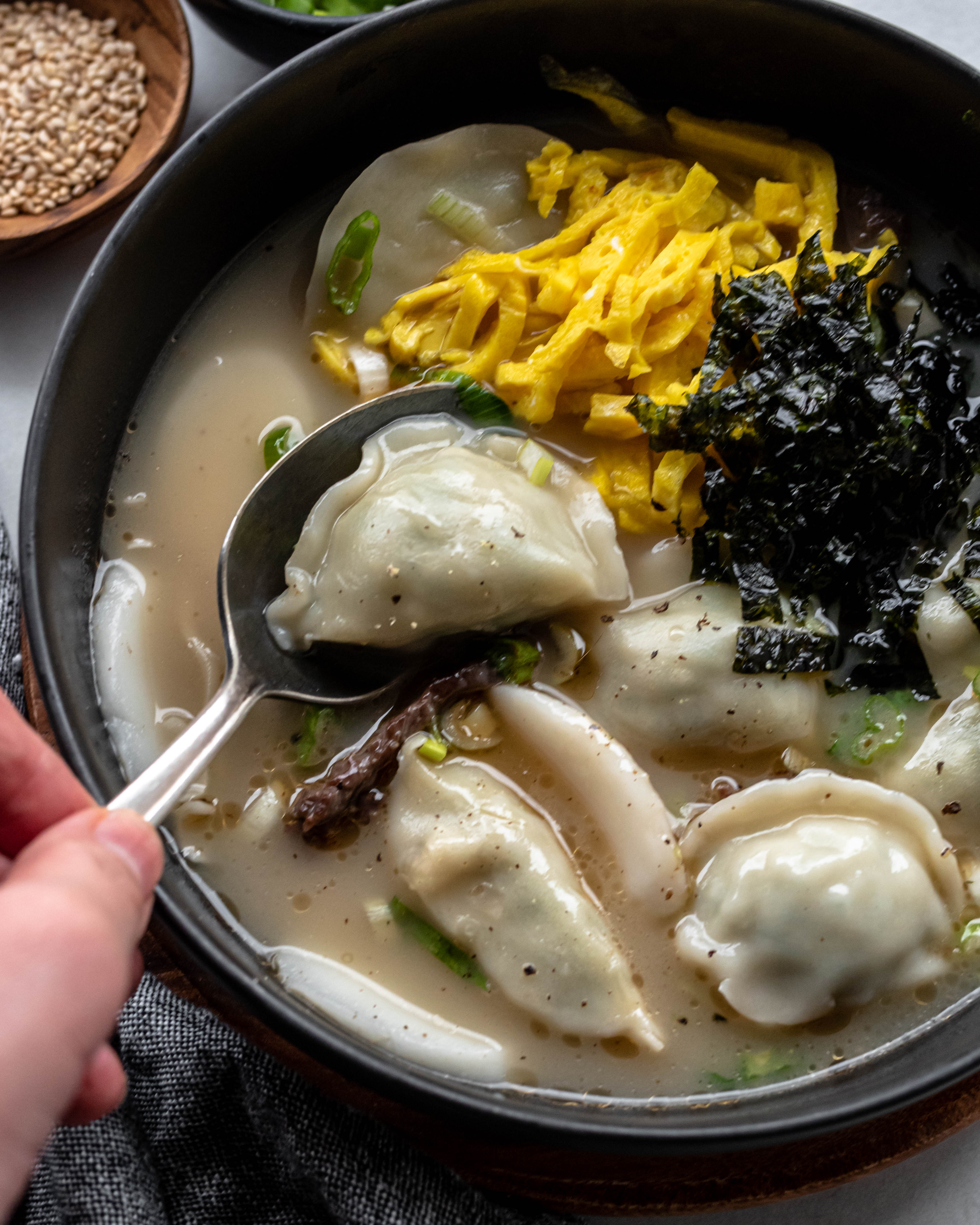 Tteok Guk with Mandu in a Bowl – CJ NEWSROOM