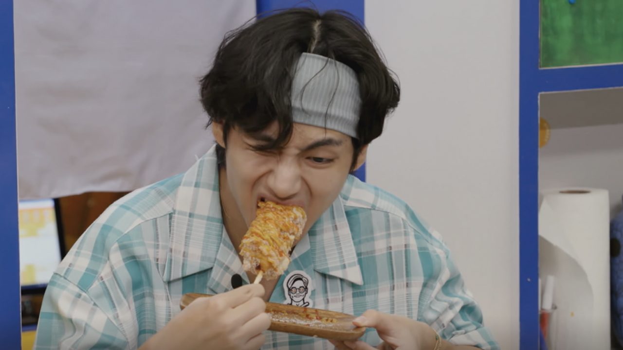 V from BTS enjoying the Korean-style Corn Dog – CJ미디어라이브러리